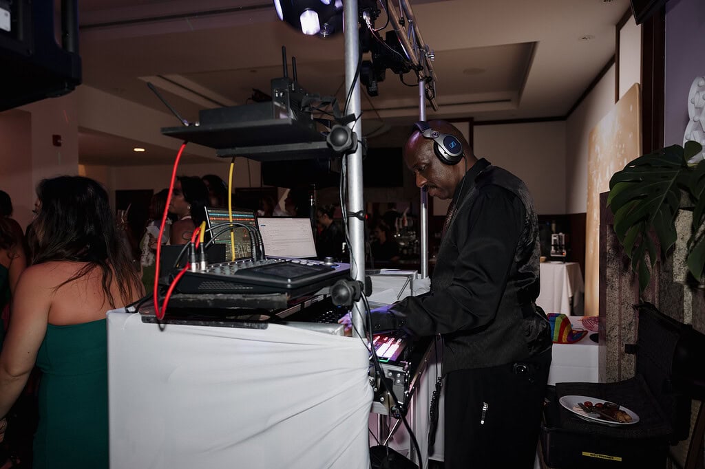 DJ D-LYTE - Hawaii Wedding DJ - Hawaii Vendors